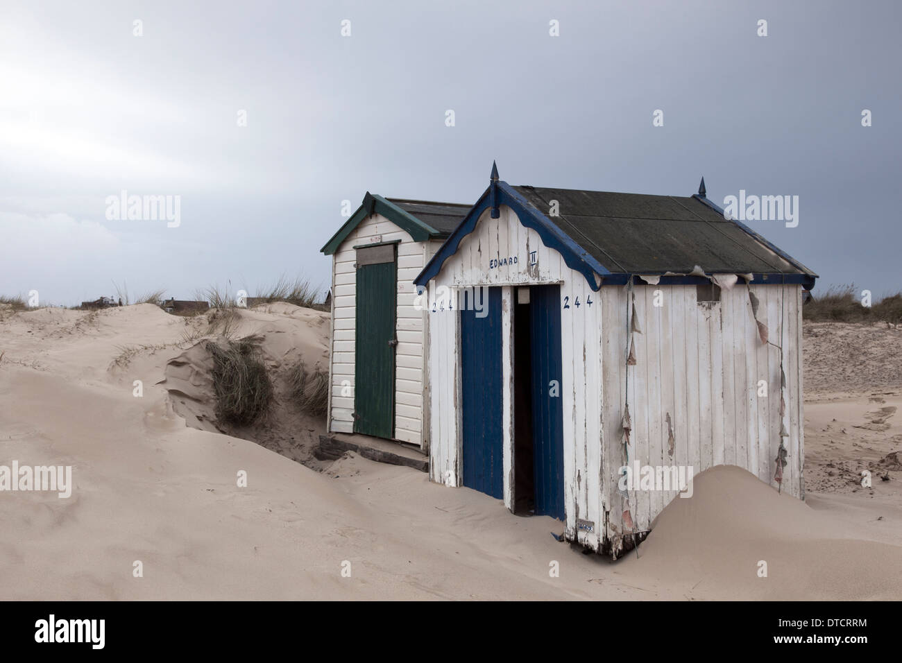 Beach huts in sand dunes hi-res stock photography and images - Alamy