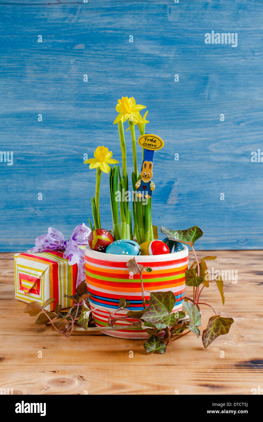 Easter decoration with daffodils in pot and party from Ivy leaves Stock ...