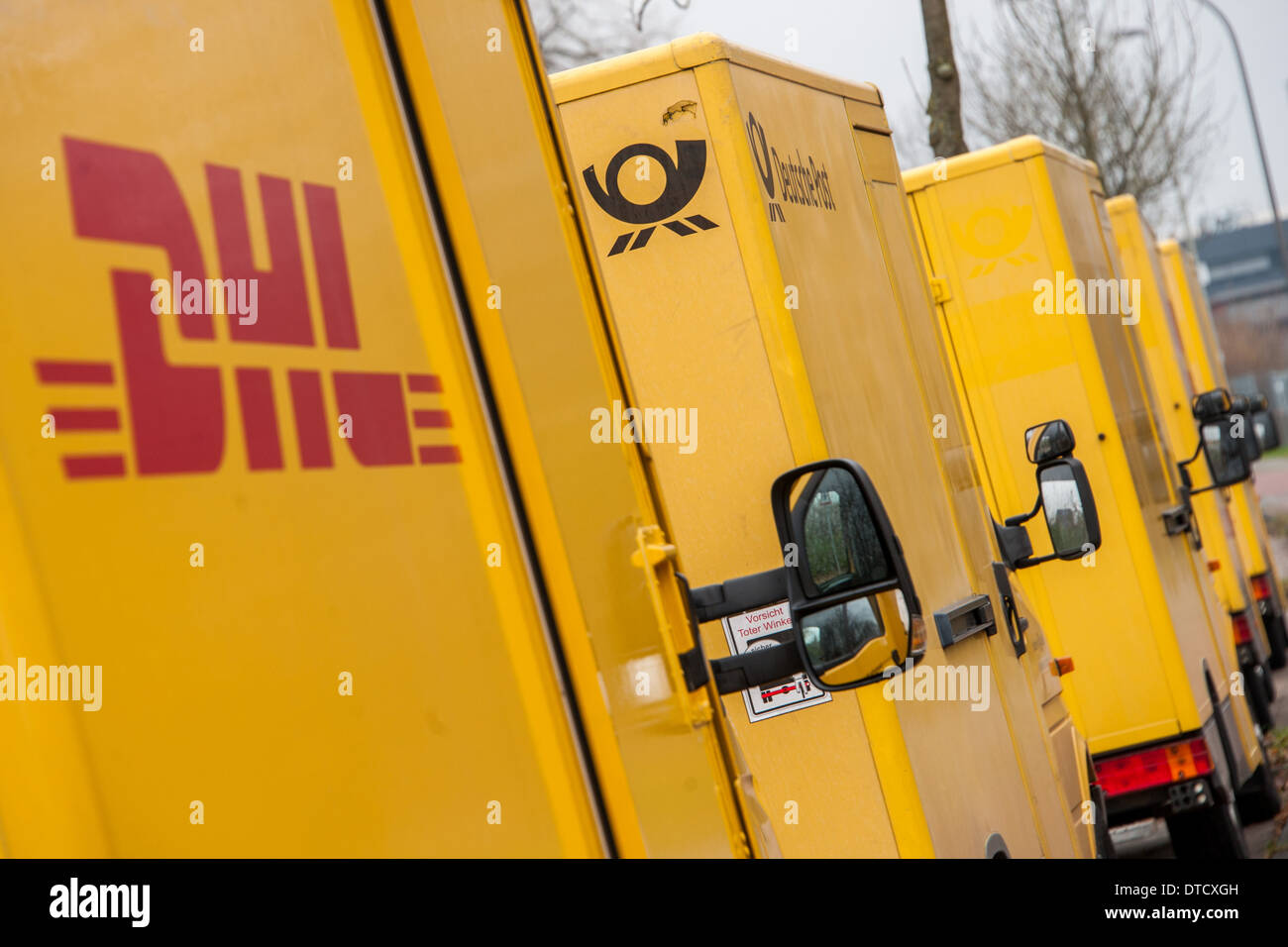 Dhl logo emblem hi-res stock photography and images - Alamy