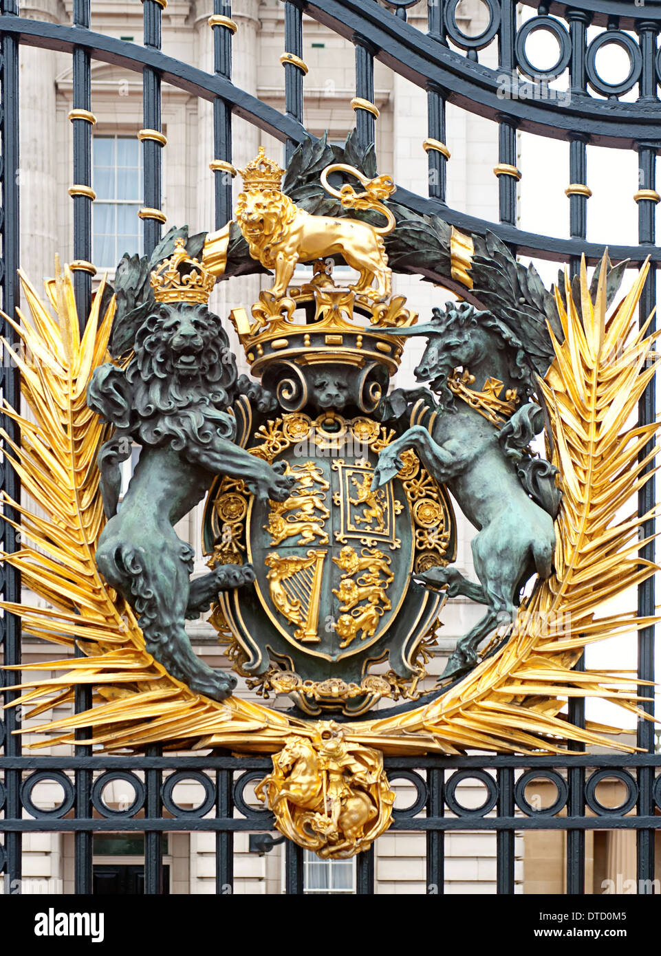 Royal crest buckingham palace hi-res stock photography and images - Alamy