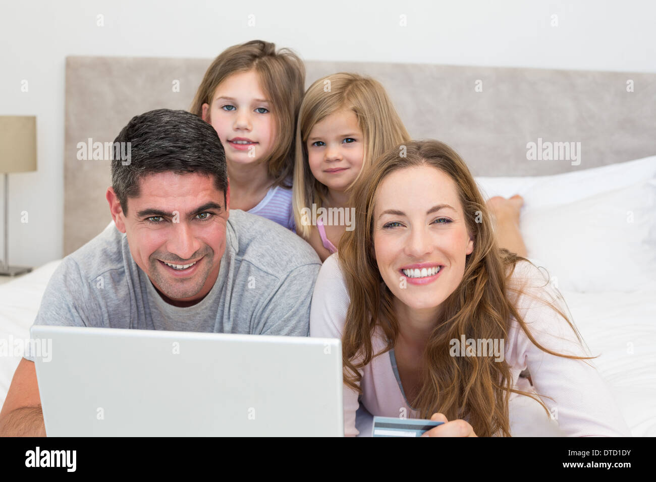 Happy family shopping online Stock Photo - Alamy