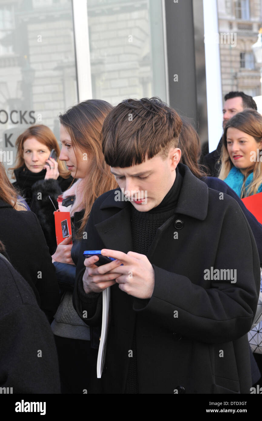 Queue haircut hi-res stock photography and images - Alamy