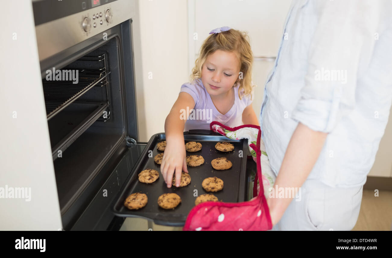 Mother baking cookies hi-res stock photography and images - Alamy