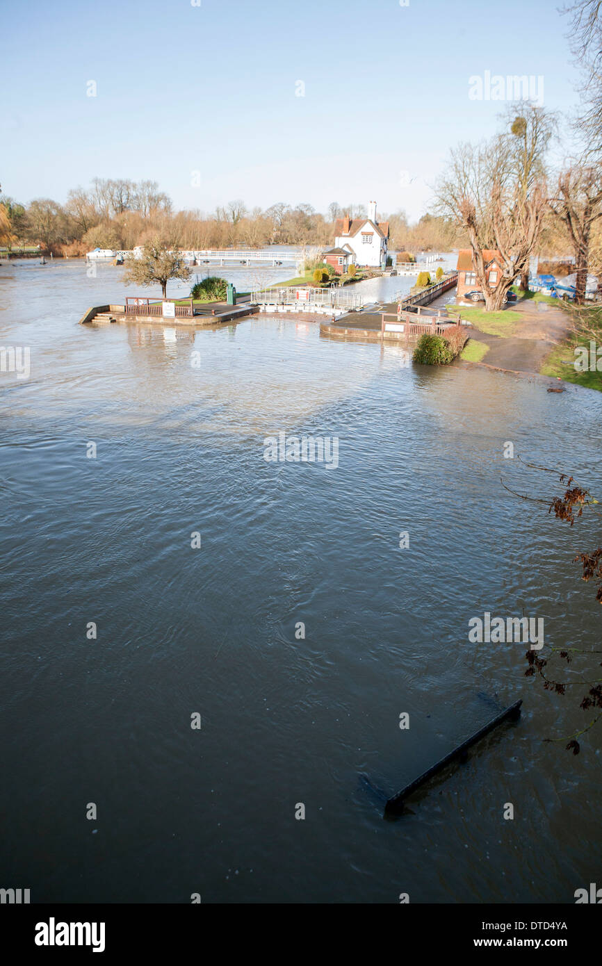 Goring on Thames lock gates flooded, lock keepers cottage stranded in ...