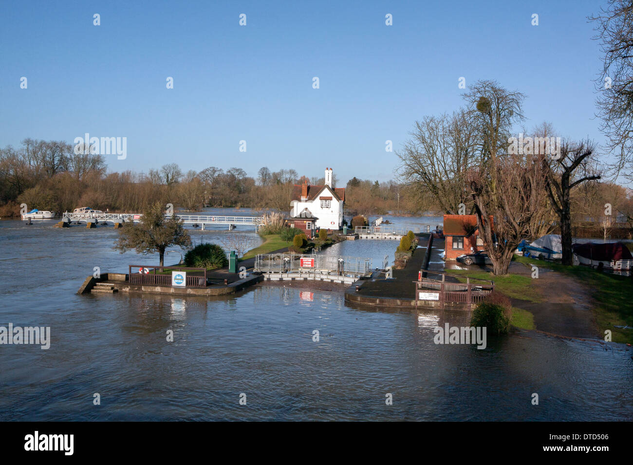 Goring on Thames lock gates flooded, lock keepers cottage stranded in ...