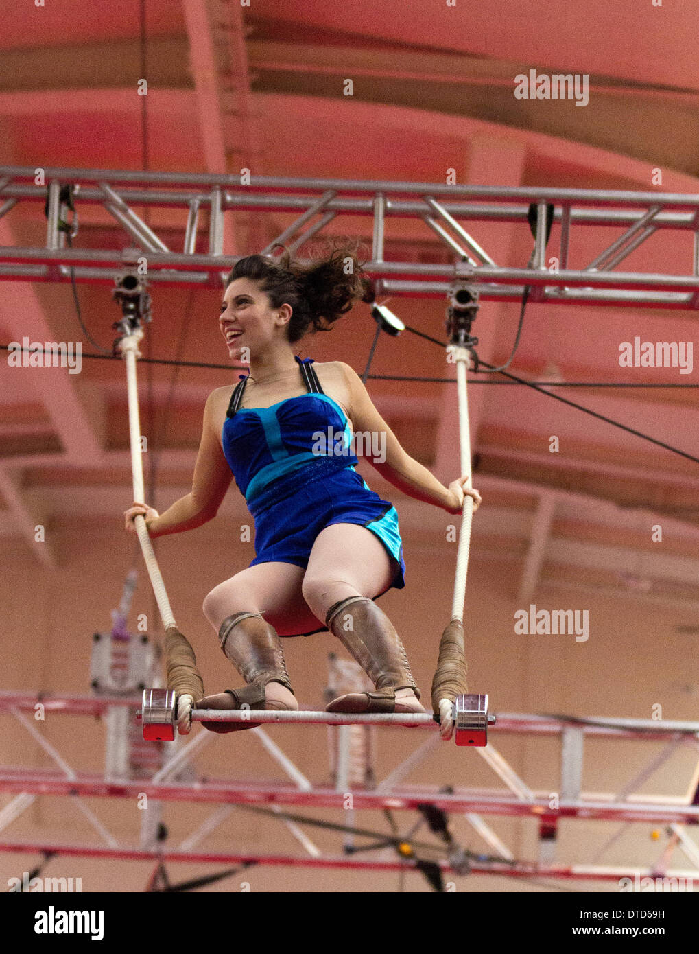 Flying trapeze act hi-res stock photography and images - Alamy