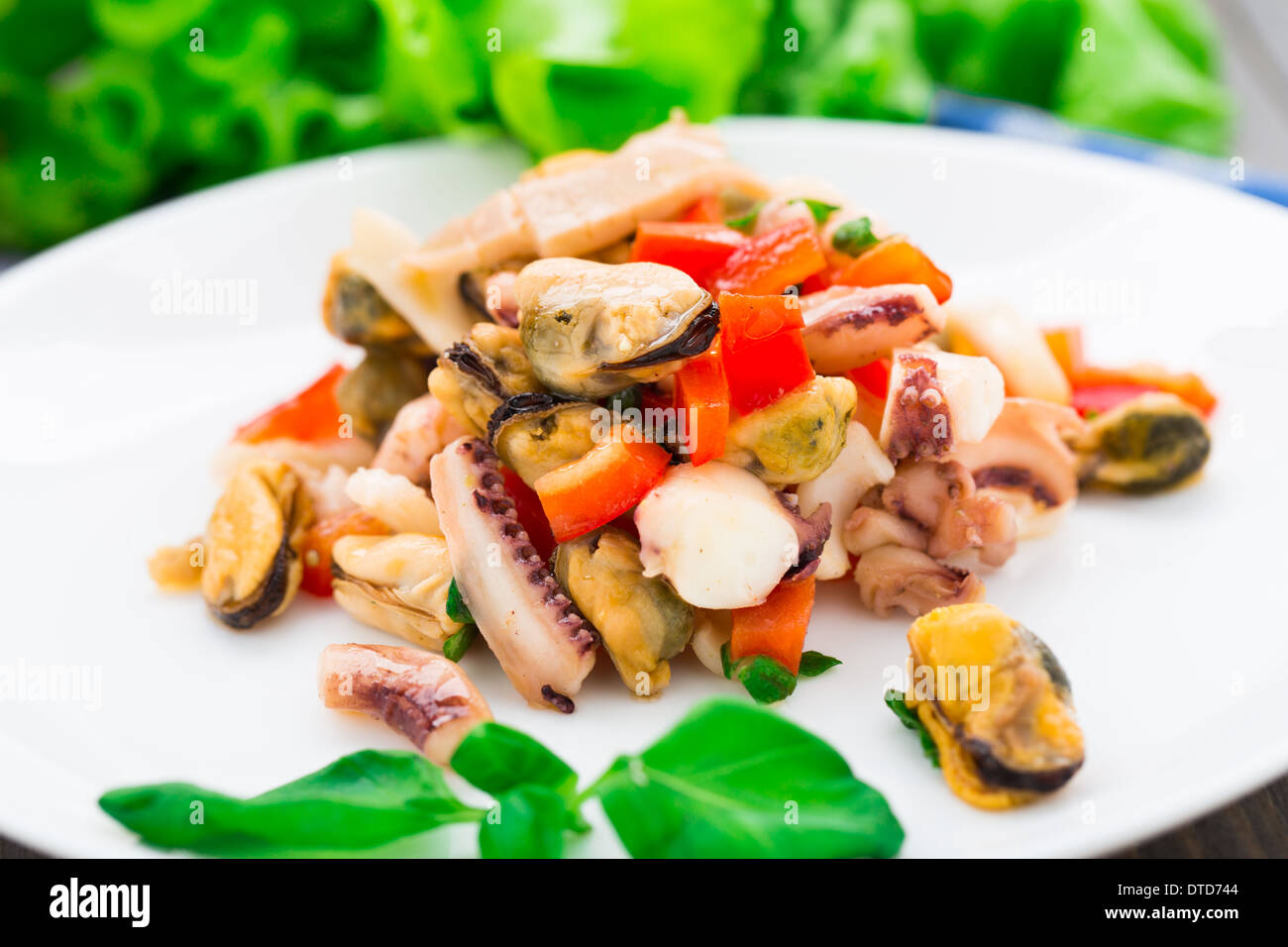 Shrimp and mussel salad hi-res stock photography and images - Alamy