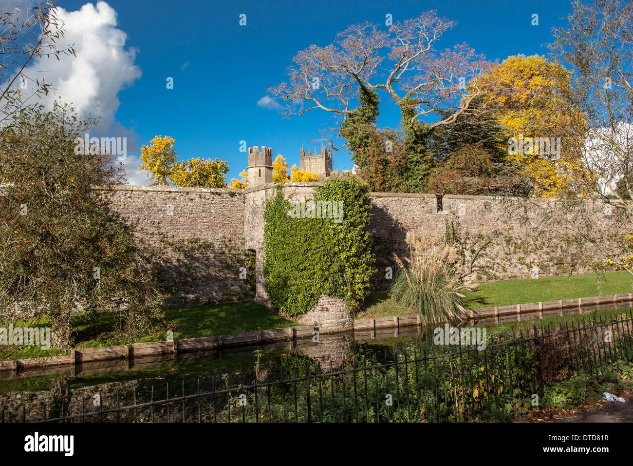 moat around the palace Wells Cathedral, Somerset, England, UK Stock ...