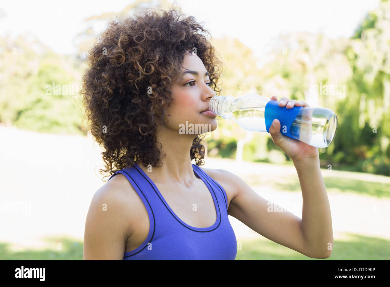 Fit woman drinking water Stock Photo - Alamy