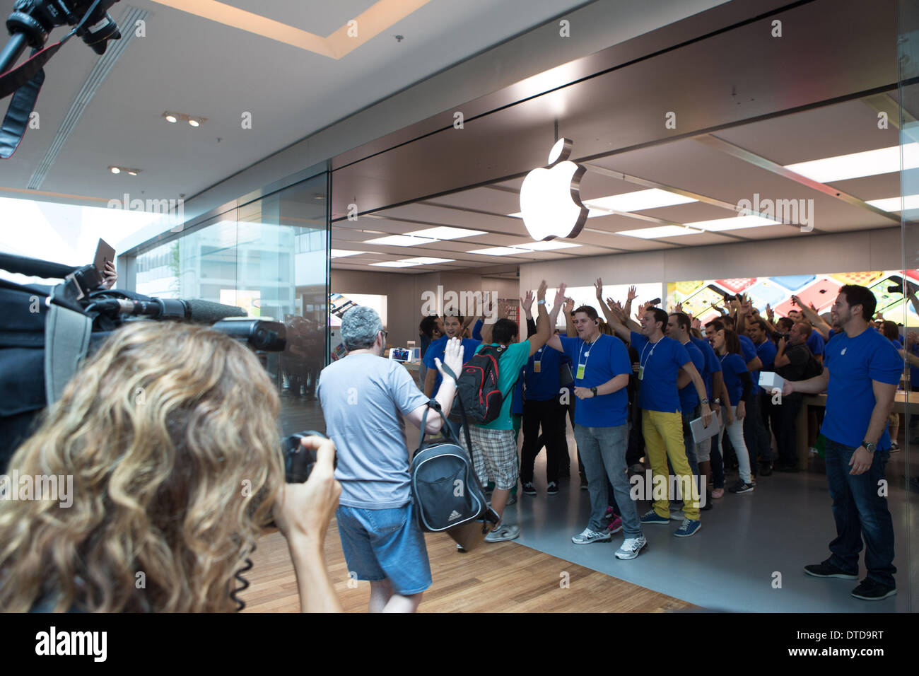 Rio De Janeiro, Brazil. 15th Feb, 2014. Apple clerks stand in line to ...