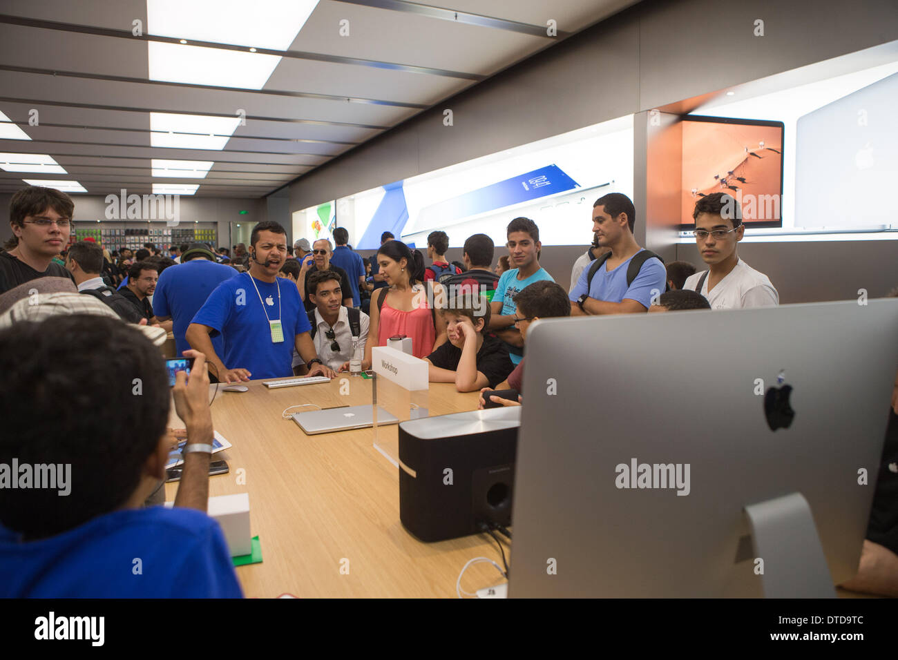 Rio De Janeiro, Brazil. 15th Feb, 2014. Customers participate in the ...
