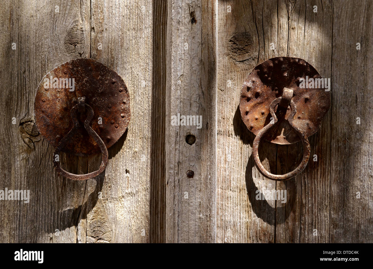 Old rusty door handles and wooden door Stock Photo - Alamy