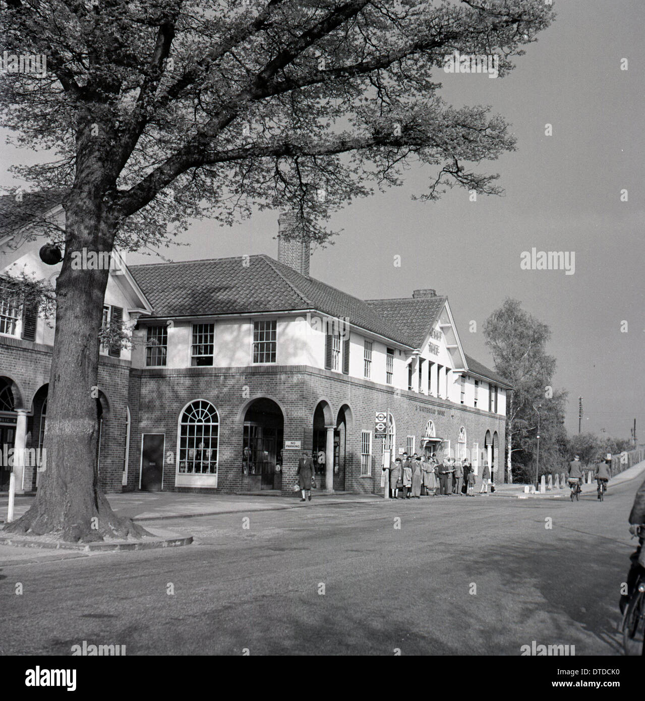 1950s bus stop black and white hi-res stock photography and images - Alamy