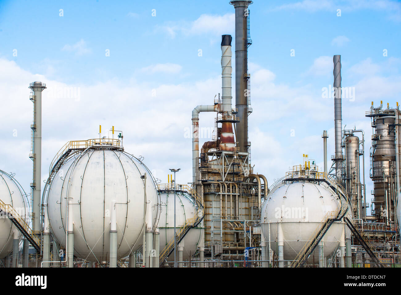Refinery pipelines hi-res stock photography and images - Alamy