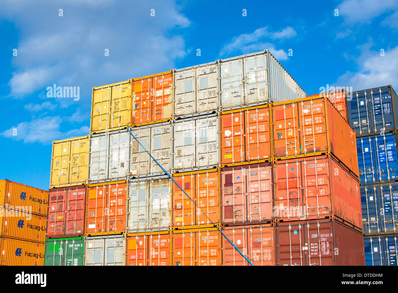 Shipping containers in distribution storage hi-res stock photography ...