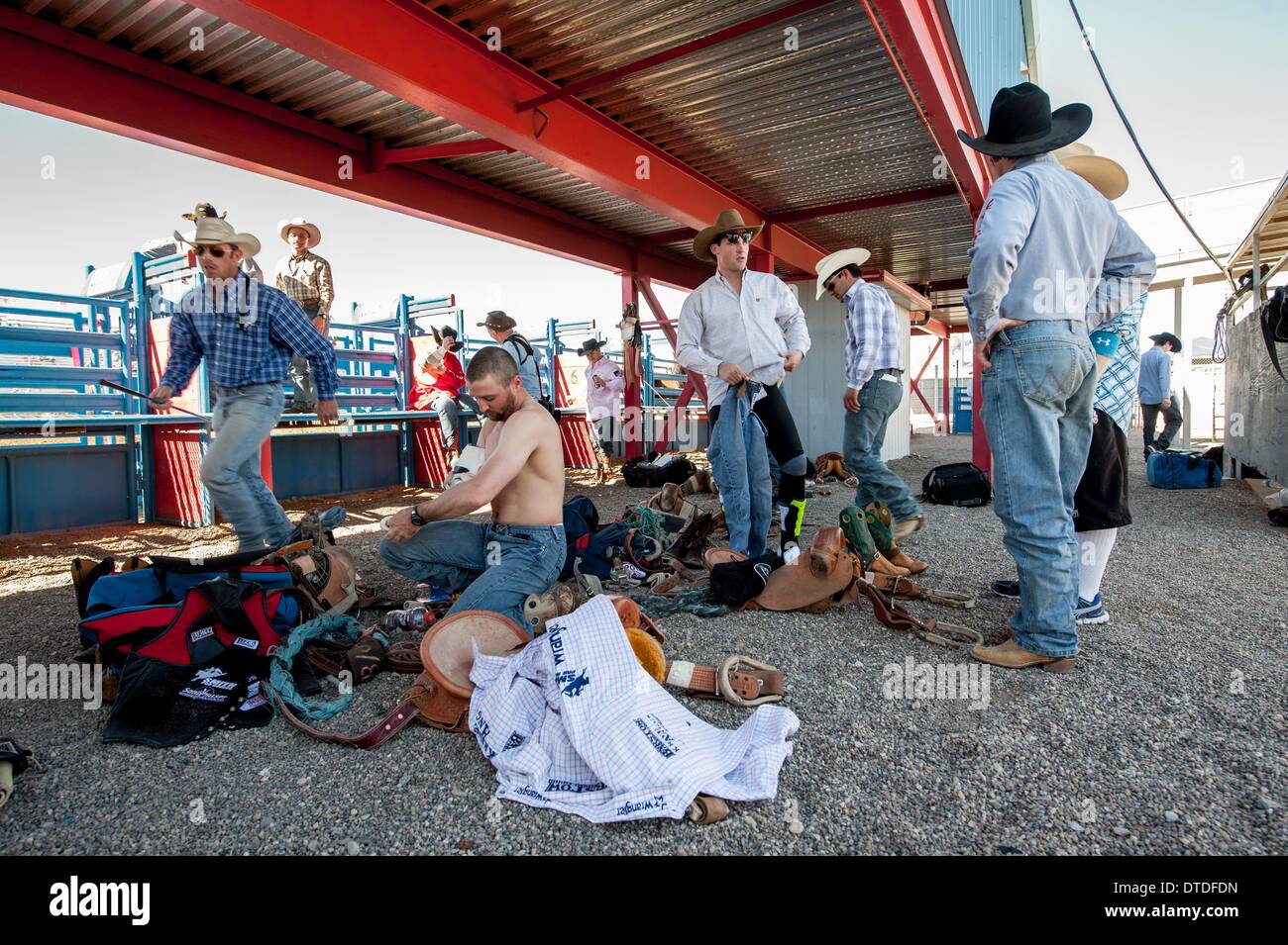 Tucson, Arizona, USA. 15th Feb, 2014. Cowboys get ready for bareback ...