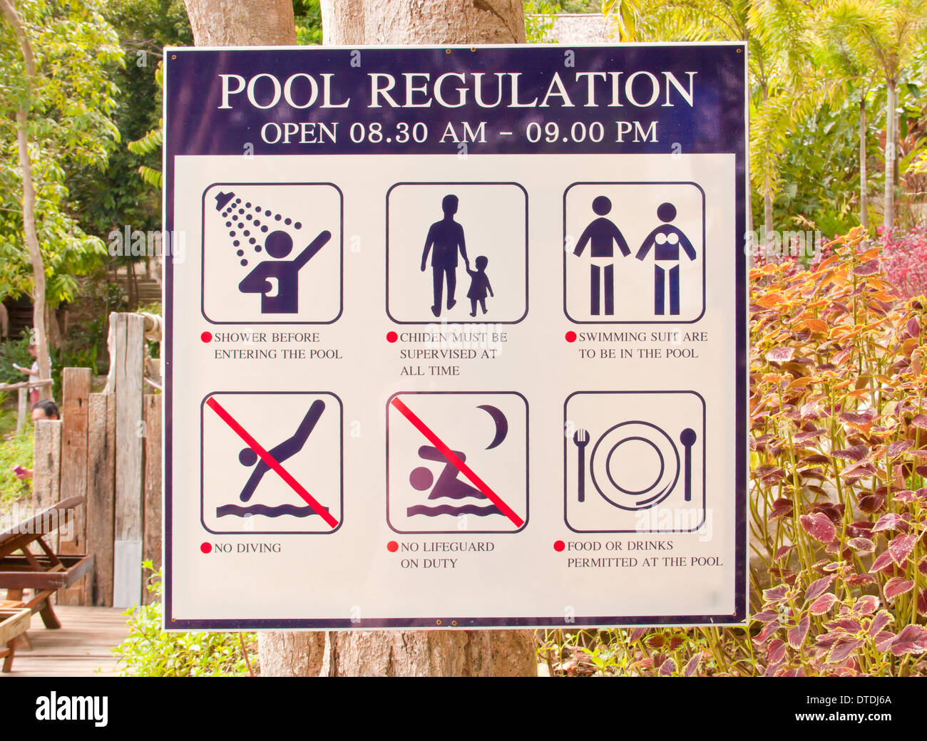 Pool safety sign hi-res stock photography and images - Alamy