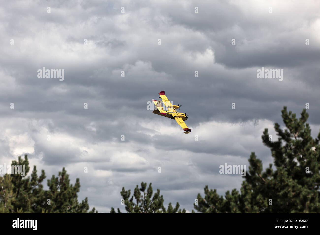 Small firefighting aircraft hi-res stock photography and images - Alamy