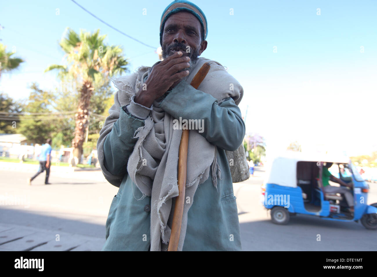 Handing out food africa hi-res stock photography and images - Alamy