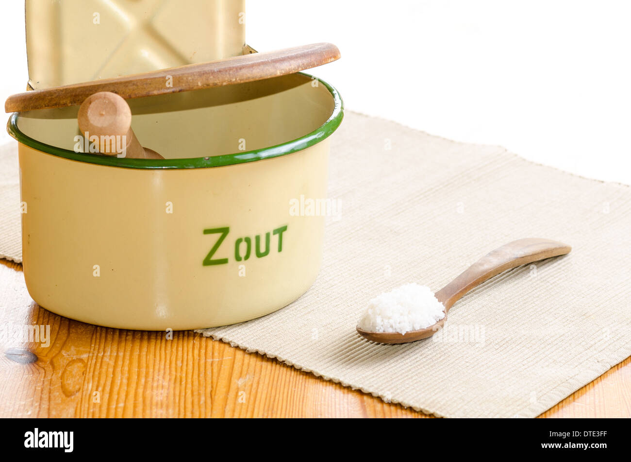 Coarse white table salt hi-res stock photography and images - Alamy