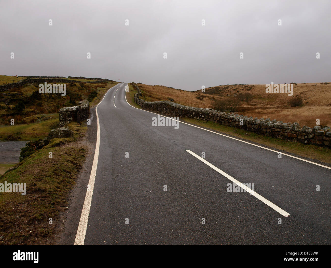 White lines on uk road hi-res stock photography and images - Alamy