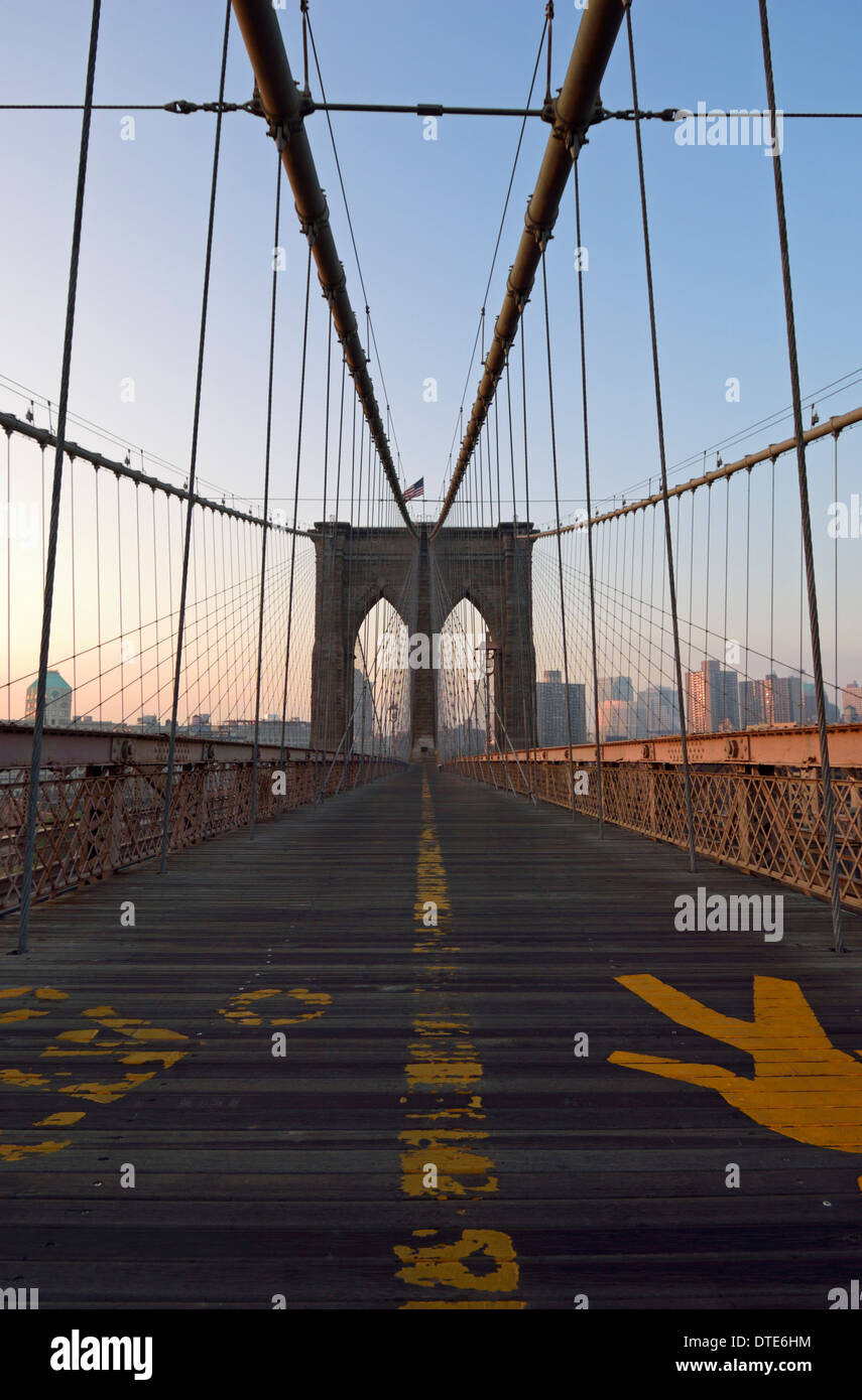 Brooklyn bridge way of the cross hi-res stock photography and images ...