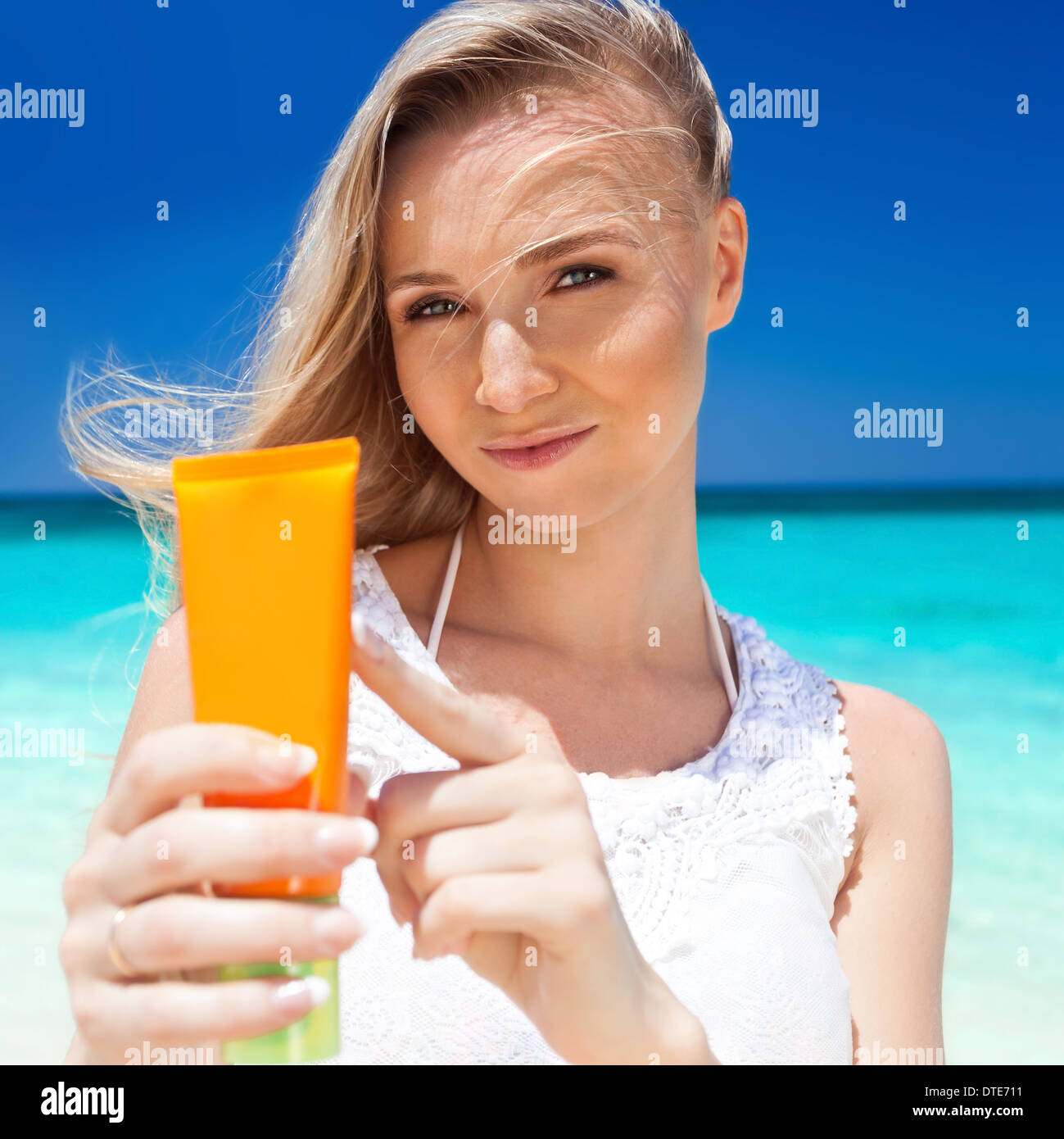 Apply sunscreen beach hi-res stock photography and images - Alamy