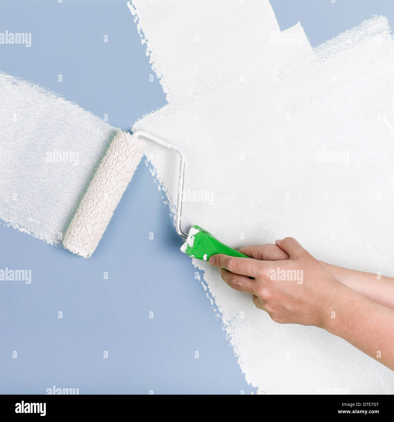 Closeup of a hand with paint roller Stock Photo - Alamy