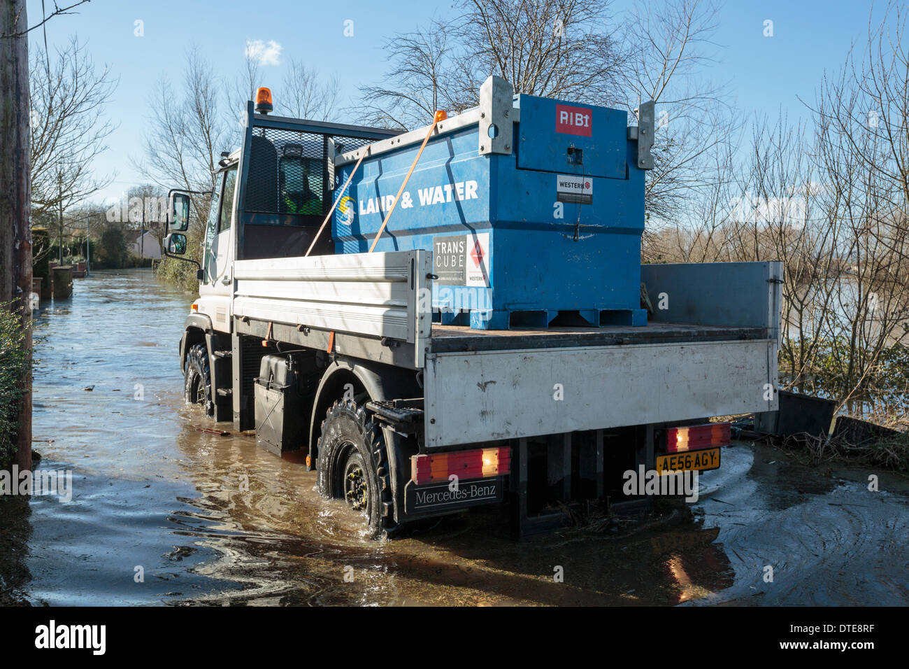 Workers in environment agency hi-res stock photography and images - Alamy