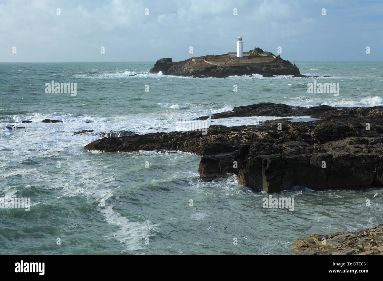Cornwall lighthouse waves hi-res stock photography and images - Alamy