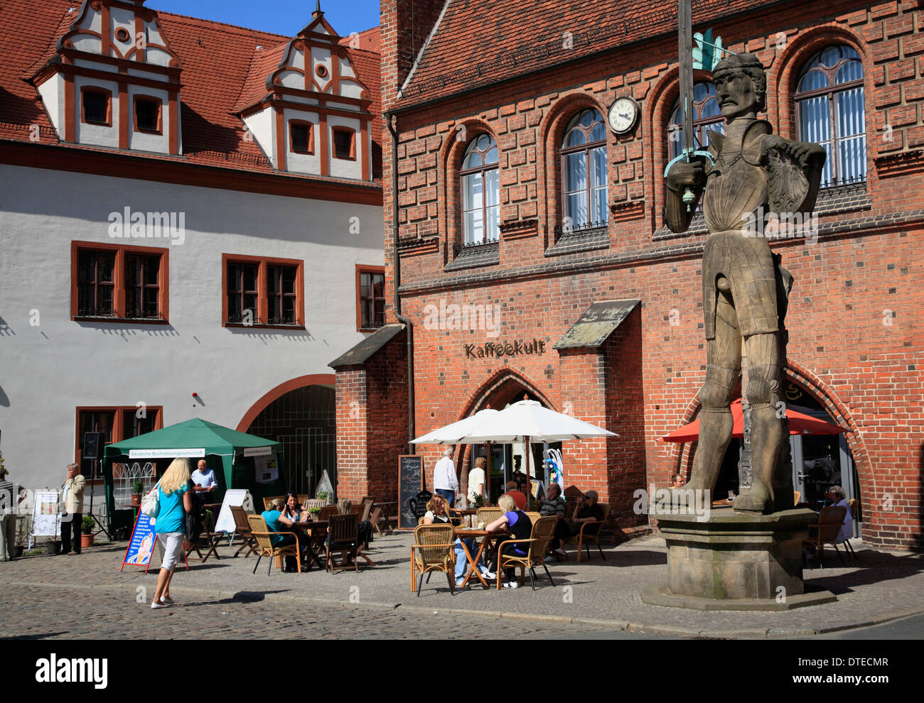Stendal, Roland at market square infront of Marienkirche, Altmark ...
