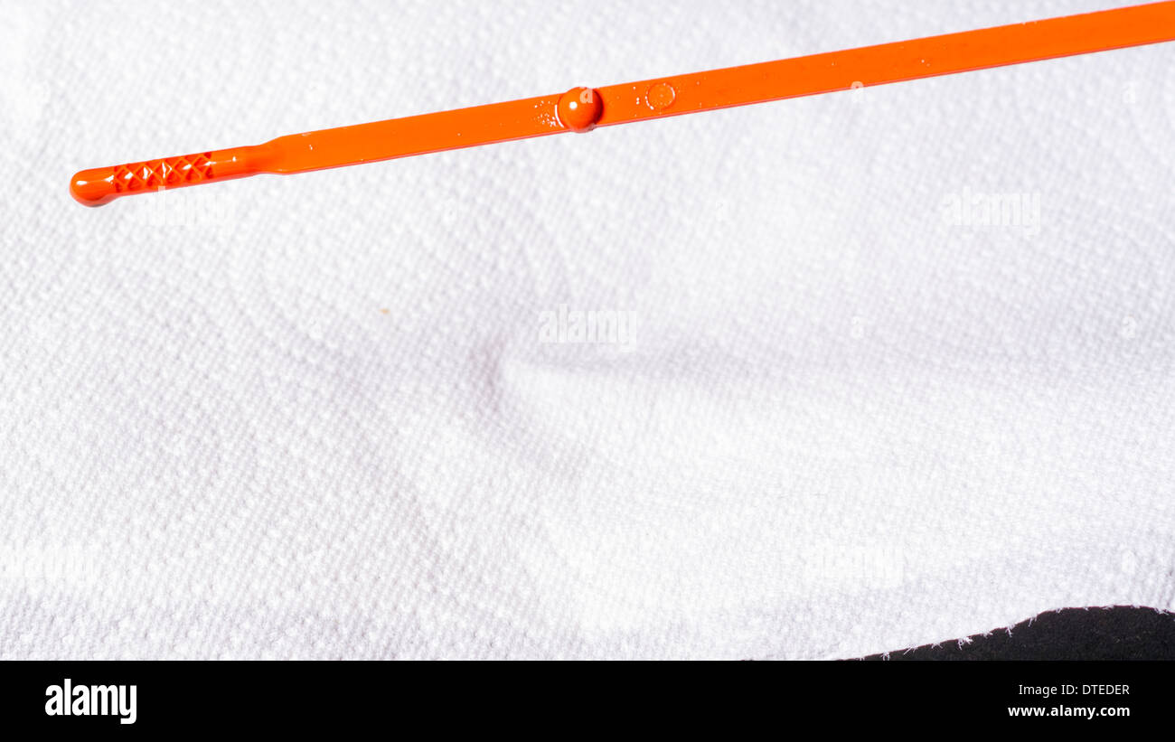 Checking the oil level on the dipstick Stock Photo - Alamy