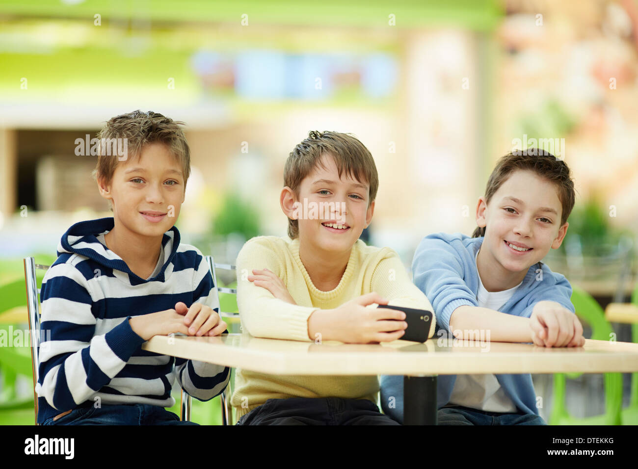 Three children inside table hi-res stock photography and images - Alamy