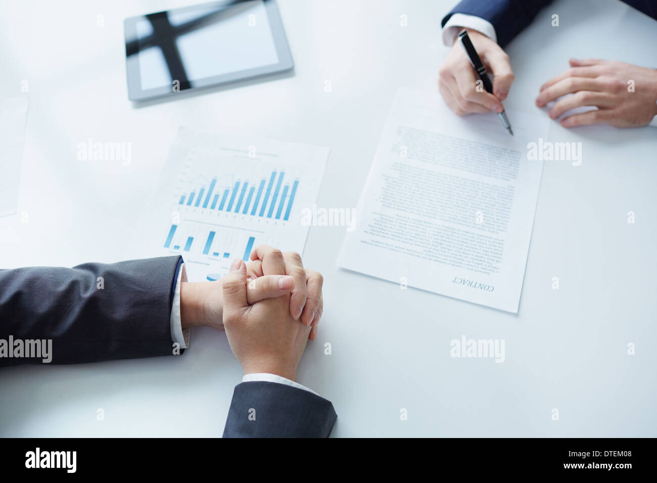Two managers signing a contract Stock Photo - Alamy