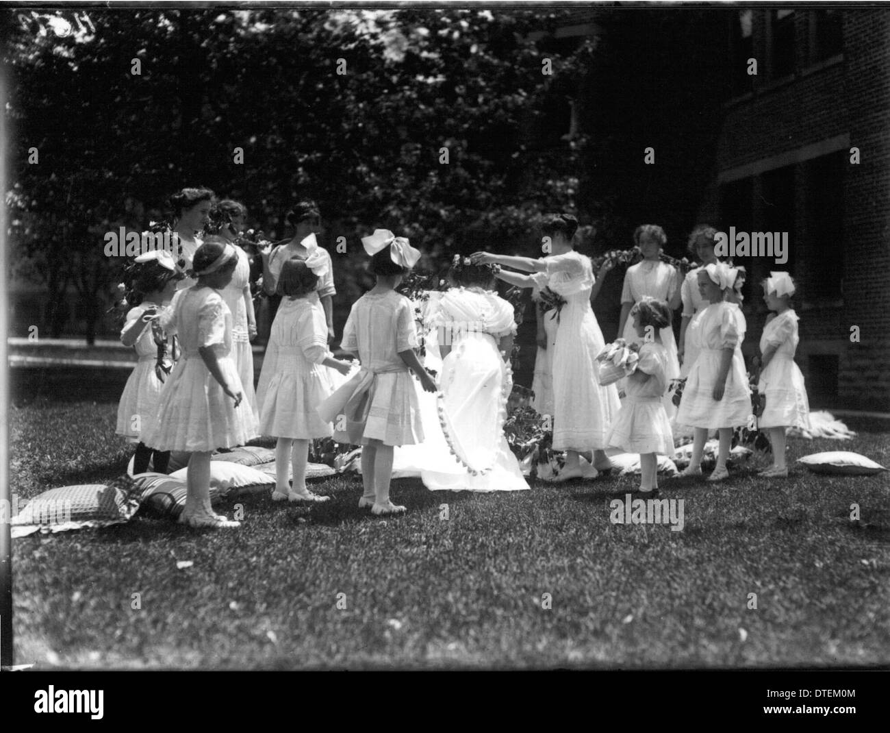 May queen crowning hi-res stock photography and images - Alamy