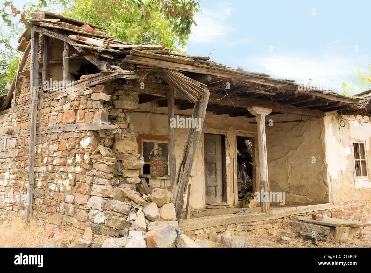 Exterior abandoned house hi-res stock photography and images - Alamy