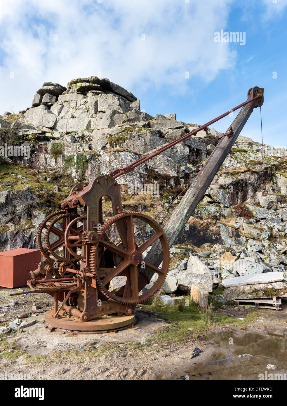 Rustly old winch crane used in a stone quarry Stock Photo - Alamy
