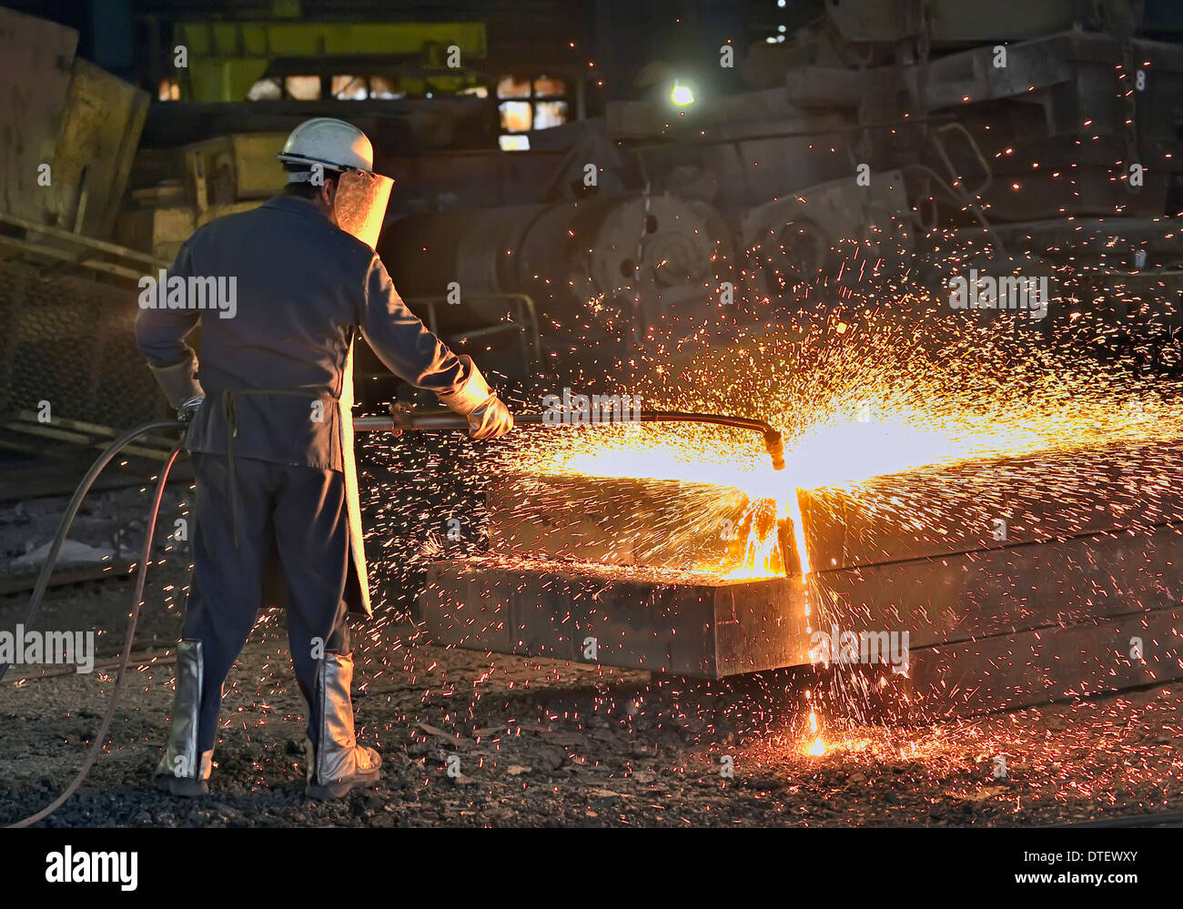 worker using torch cutter to cut through metal Stock Photo - Alamy