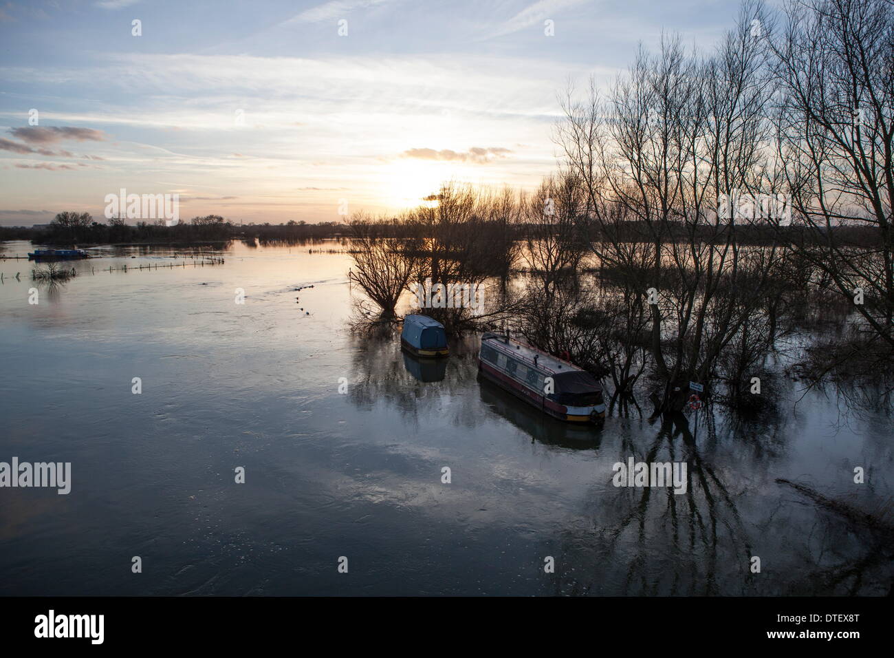 Oxfordshire, UK. 16th Feb, 2014. Thames in flood, Eynsham Toll Bridge ...