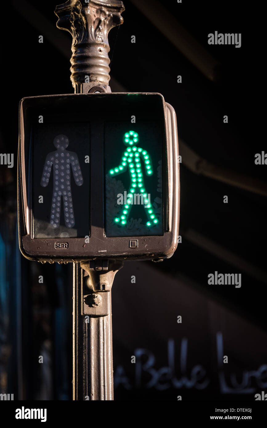Paris traffic light hi-res stock photography and images - Alamy