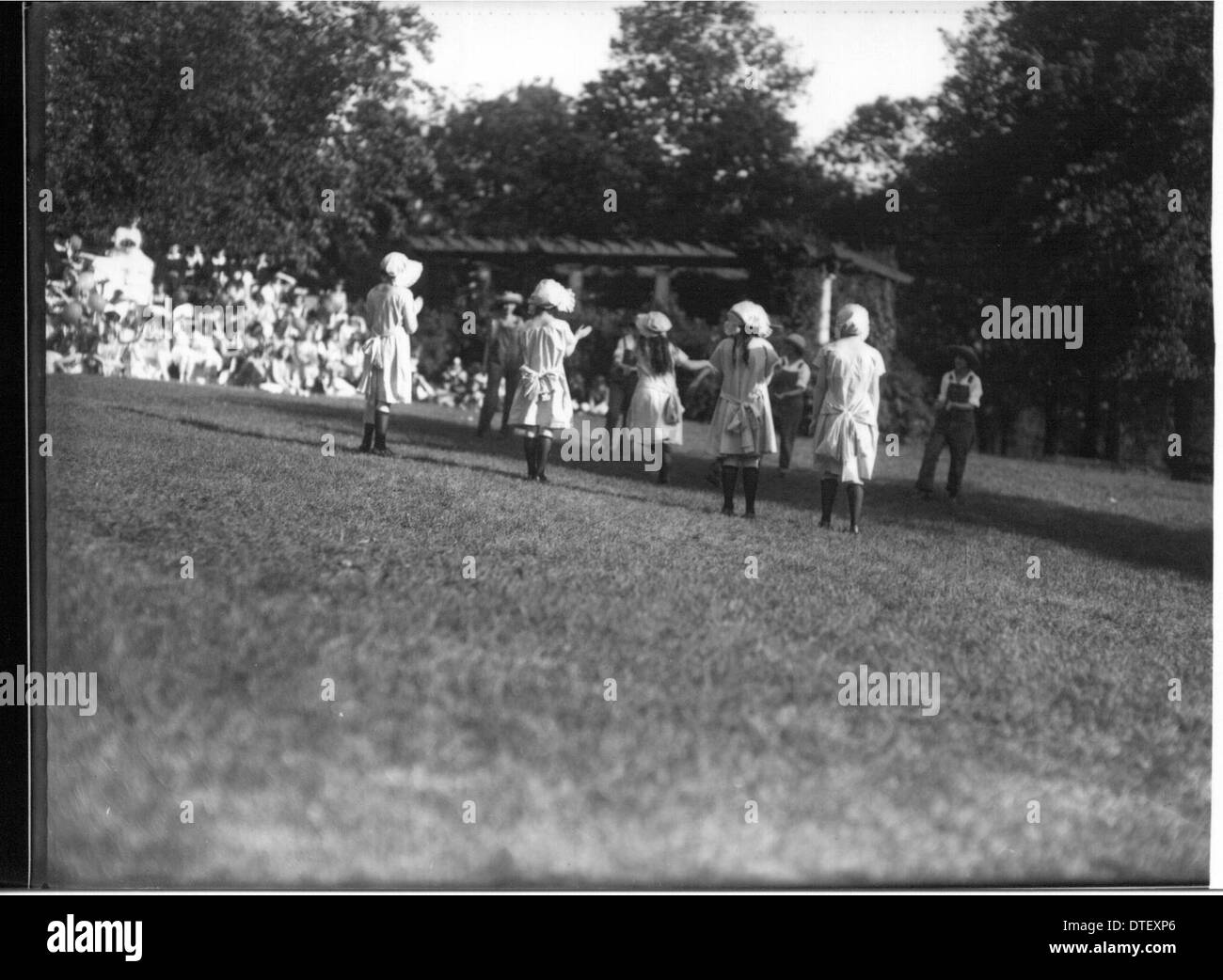 Children's performance at Oxford College May Day celebration 1922 Stock ...
