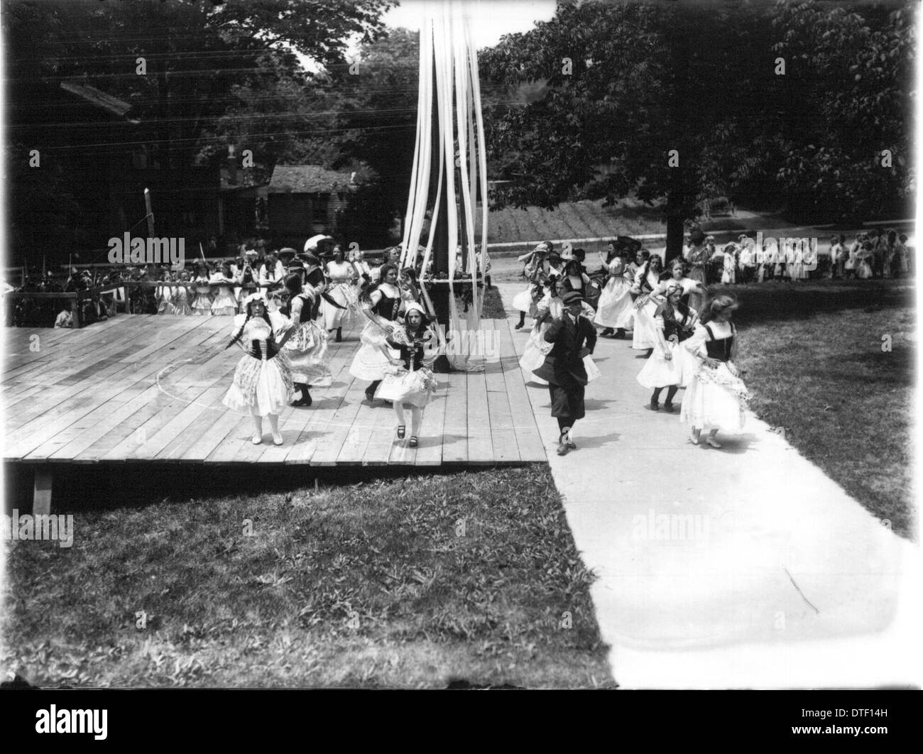 May pole dance hi-res stock photography and images - Alamy