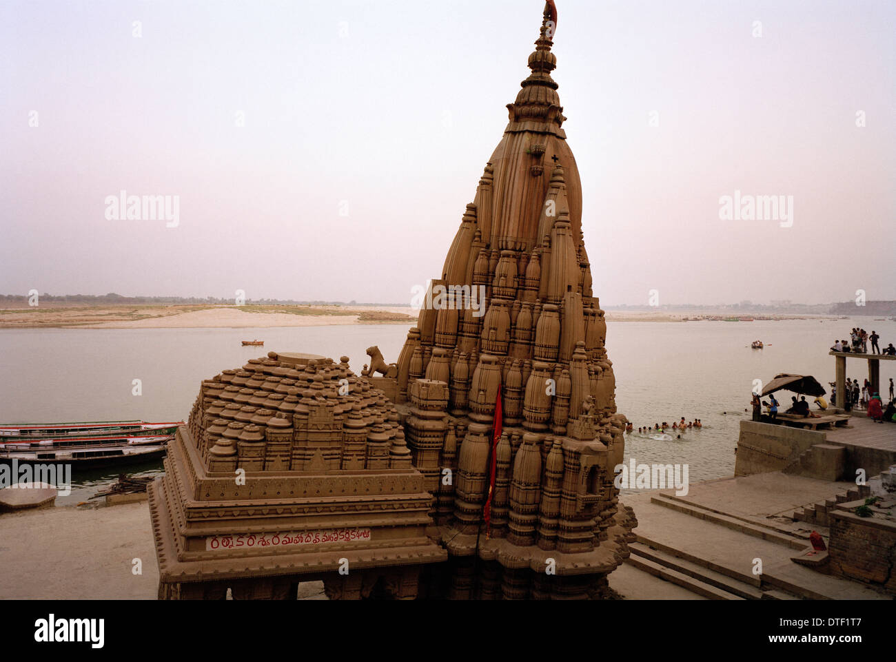 Ratneshwar Mahadev Leaning Temple of Shiva at the River Ganges Scindia ...