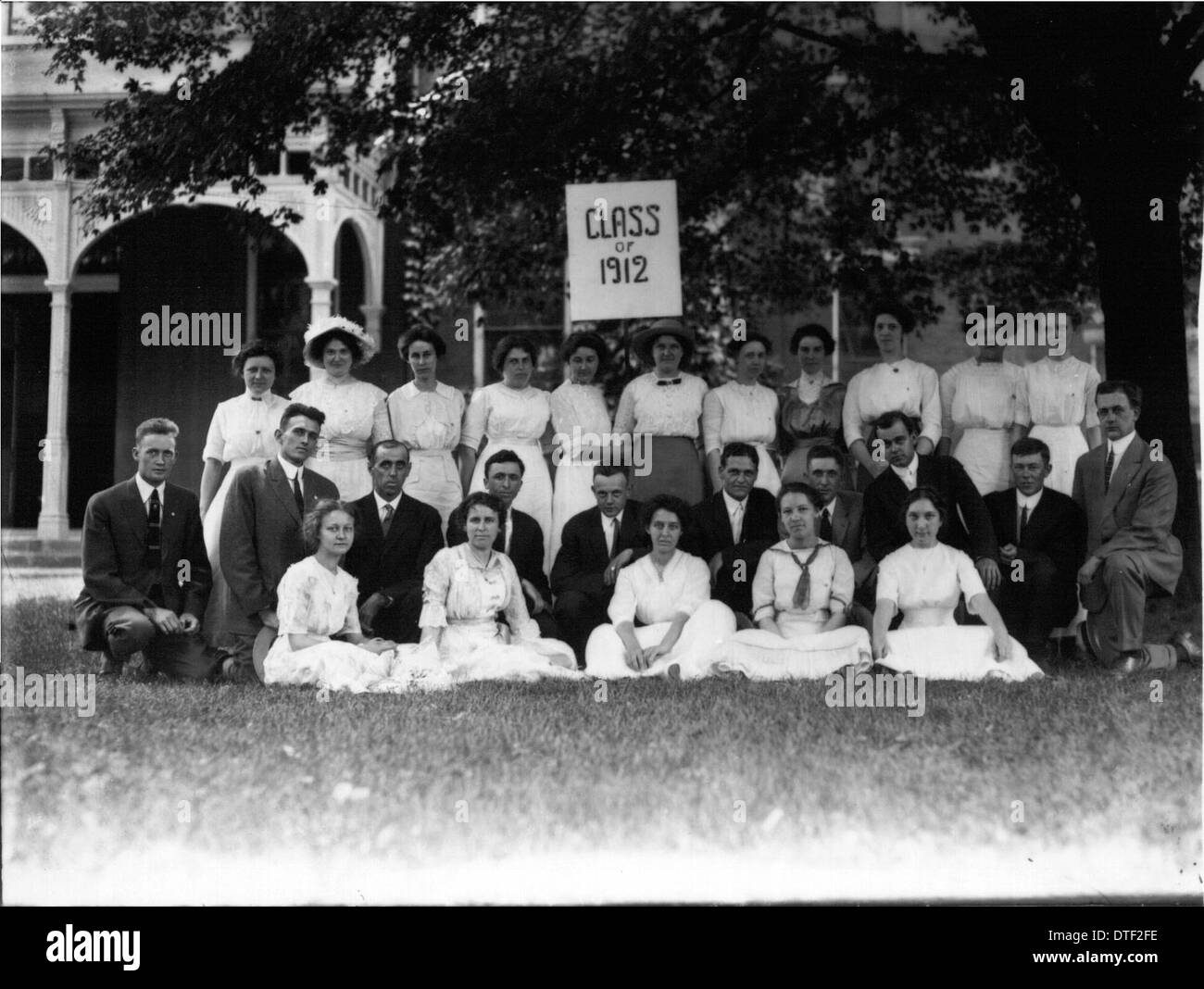 A group portrait of alumni and alumnae at Miami University’s 1913 ...