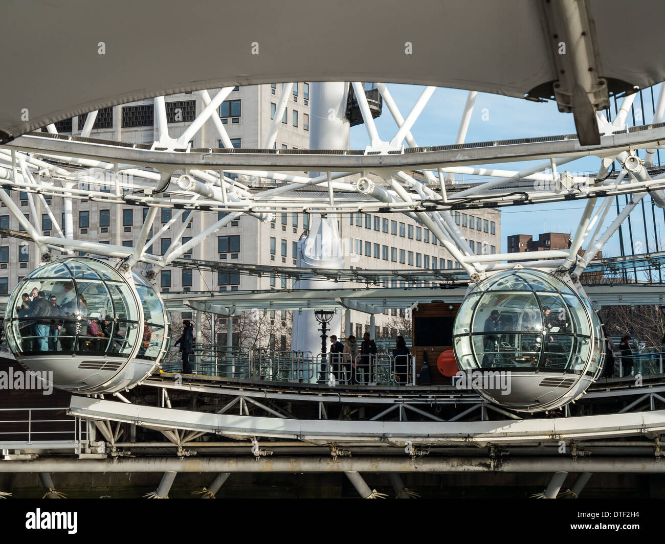 London eye capsule close up hi-res stock photography and images - Alamy