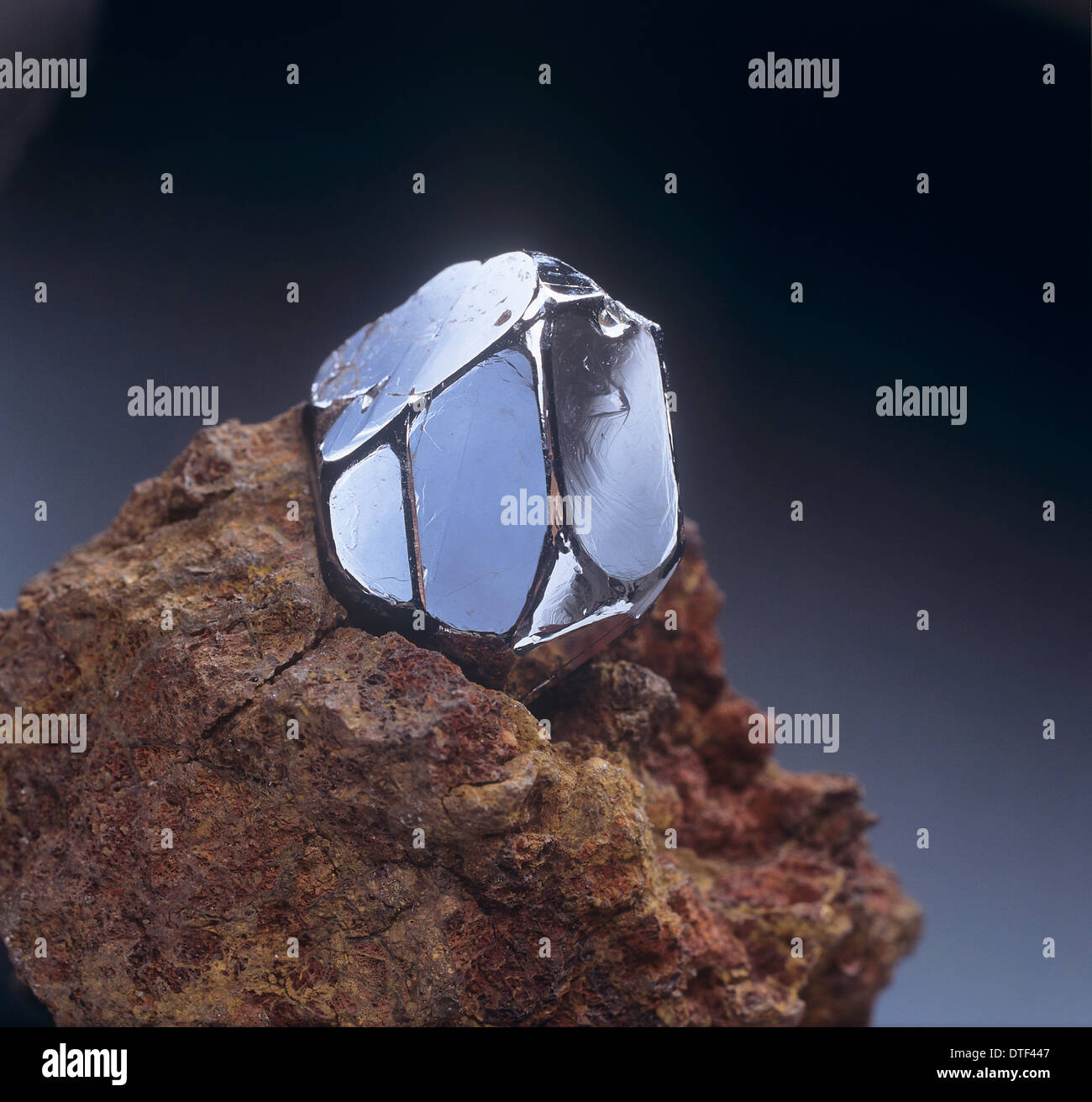 Sperrylite platinum hi-res stock photography and images - Alamy