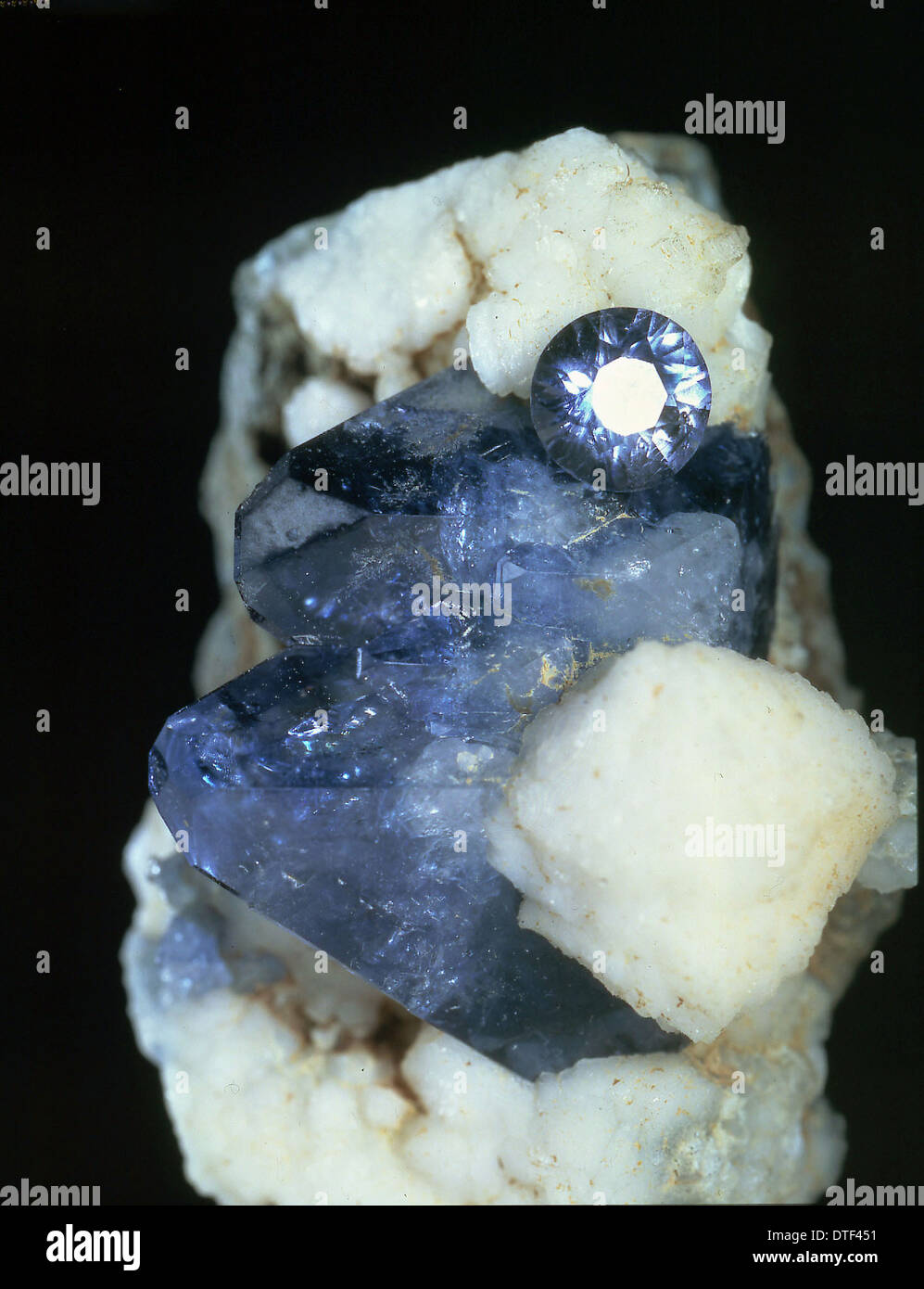 Benitoite hi-res stock photography and images - Alamy