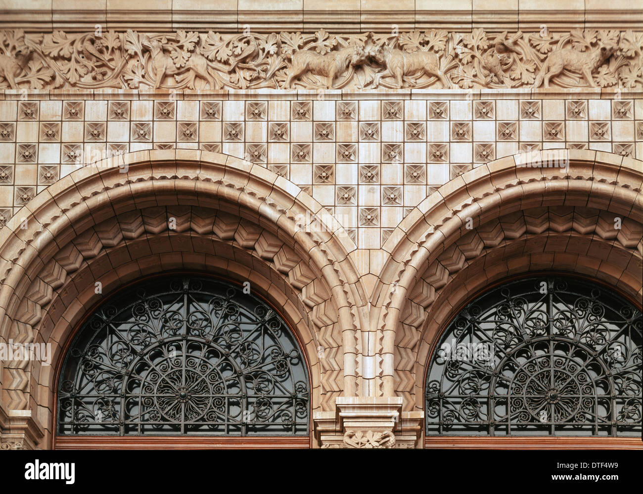 Entrance london exterior hi-res stock photography and images - Alamy