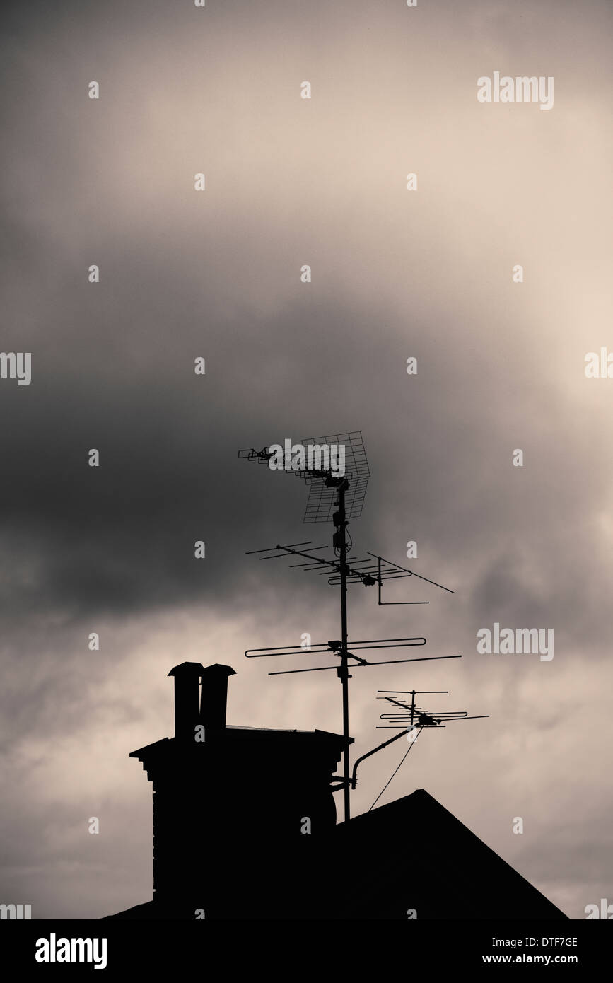 Silhouette of dark spooky house hi-res stock photography and images - Alamy