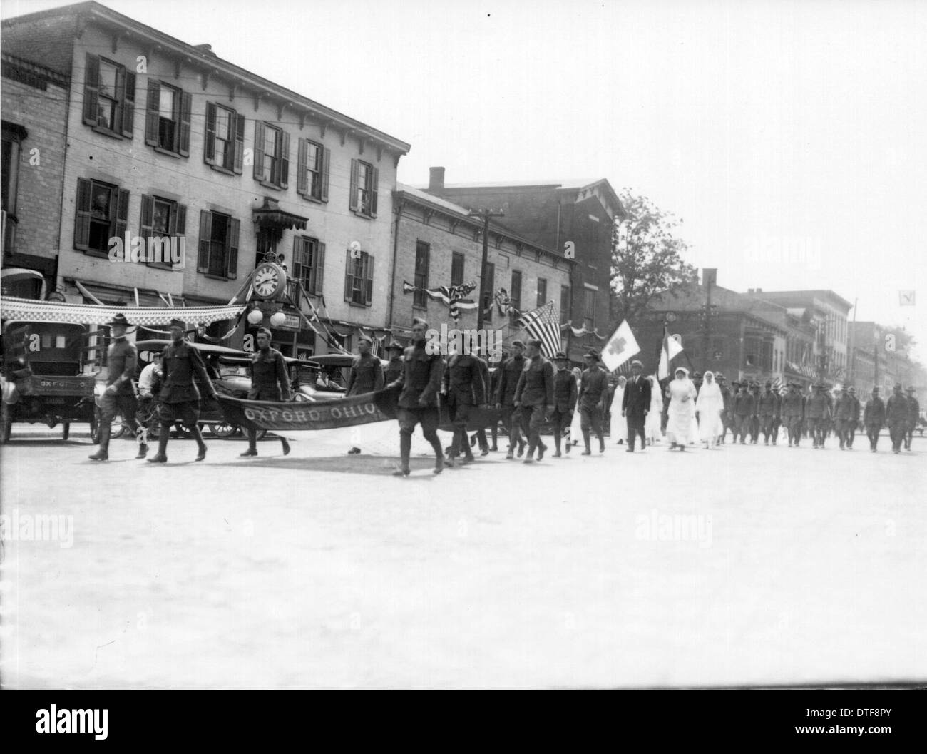 Military and Red Cross personnel in Oxford Parade 1919 Stock Photo - Alamy